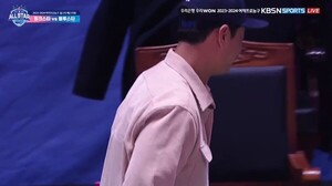 WKBL 올스타전에 나타난 KBO 레전드.gif